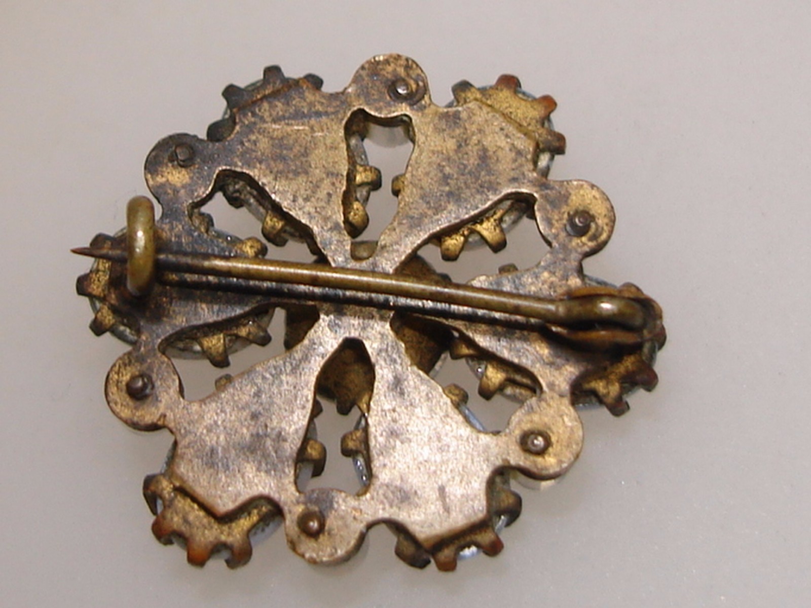 ANTIQUE VICTORIAN GOLD WASH OPAL GLASS & SPARKLING BRILLIANT PIN/BROOCH ...