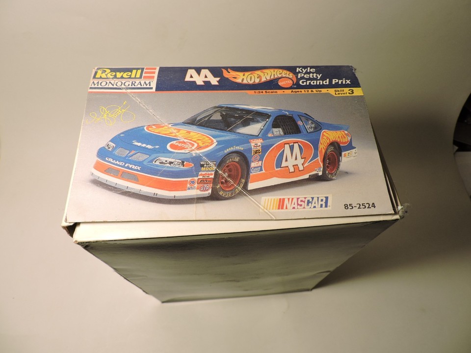 PONTIAC GRAND PRIX KYLE PETTY 44 NASCAR REVELL MODEL KIT 85-2524 | eBay