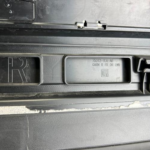 OEM 2017 - 2020 Honda CR-V Touring Front Right Lower Door Molding 75312 ...