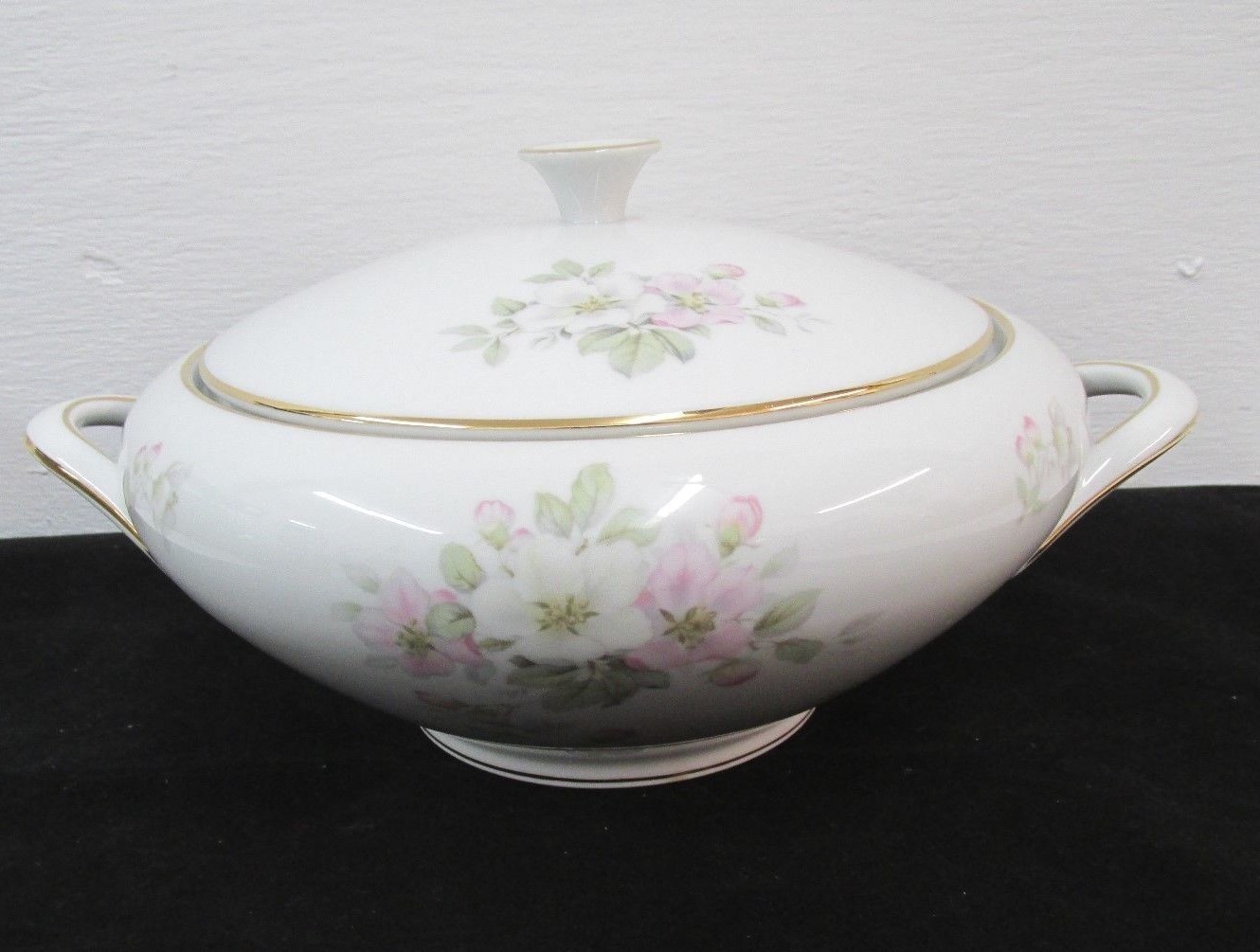 BY TIRSCHENREUTH PATTERN APPLE BLOSSOM WHITE BACKGROUND PASCO COVERED ...