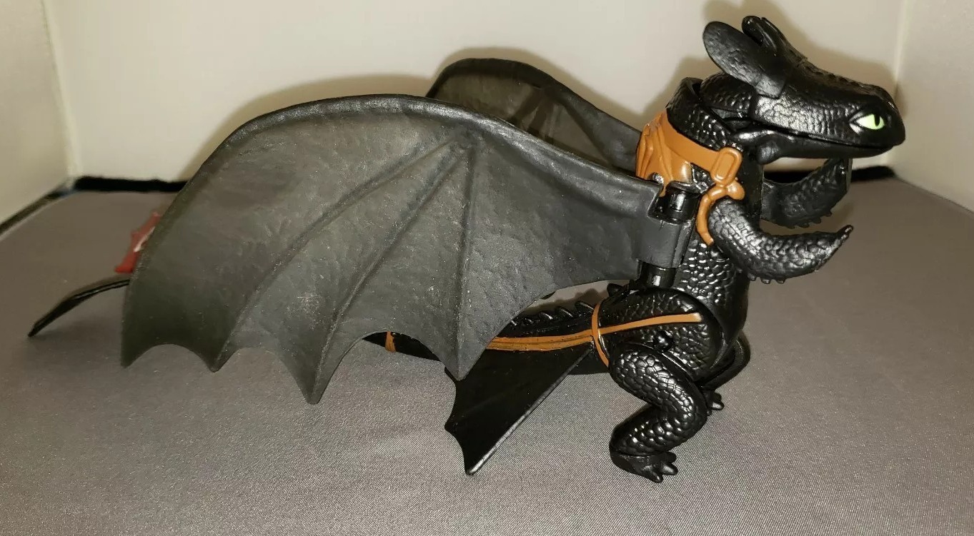 How to Train Your Dragon Toothless Night Fury Lunge Attack 2013 DWA LLC ...