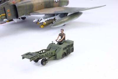 (Pre-Order) USAF Bomb Lift Truck MJ-1 /w Crew in airbase 1:48 Pro Built ...