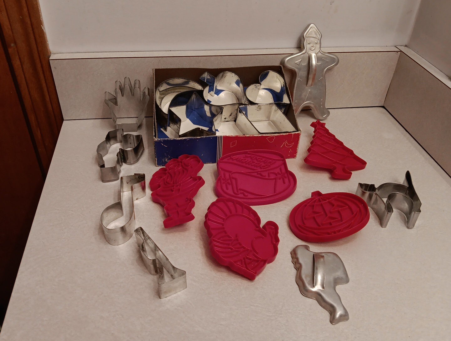 Lot of 17 Vintage Tupperware & Metal Holiday & Assorted Cookie/Cake ...