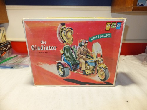 Pyro The Gladiator Trike model Kit M175-300 1970 Version Sealed Inside ...
