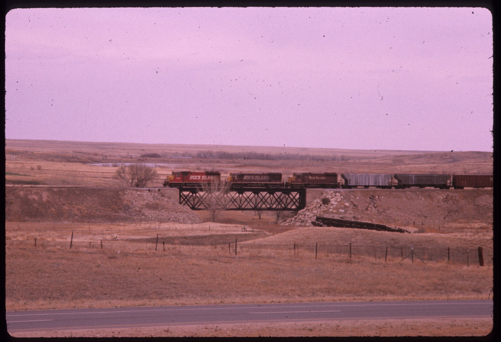 BH.B20.RI-50 Original Slide Rock Island EMD GP40 #4716 at Flagler, CO ...