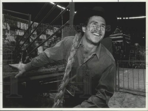 1990 Press Photo Rodeo cowboy Dave Appleton chats with friends before ...