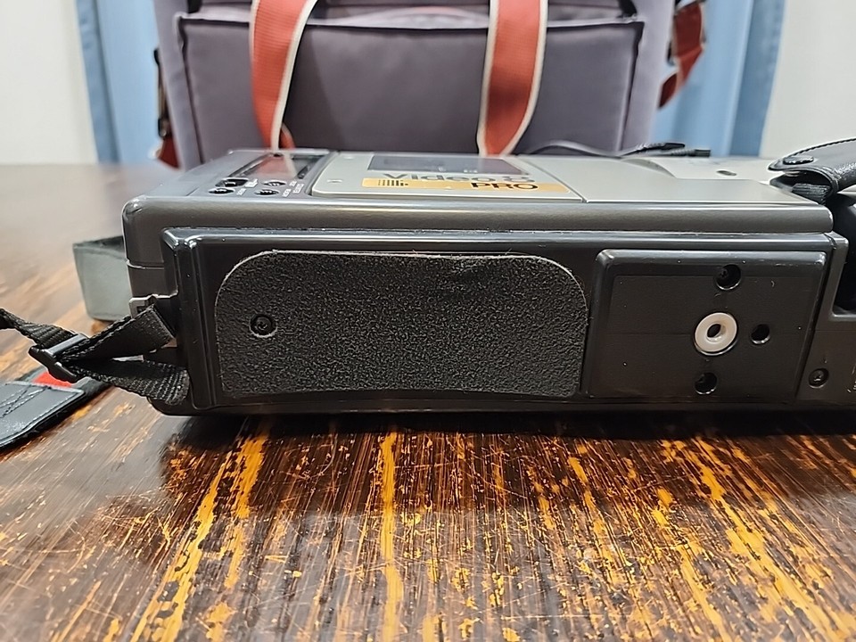 Sony Video 8 Pro CCD-V110 Video Camera Recorder W/ Bag Manual Batteries ...