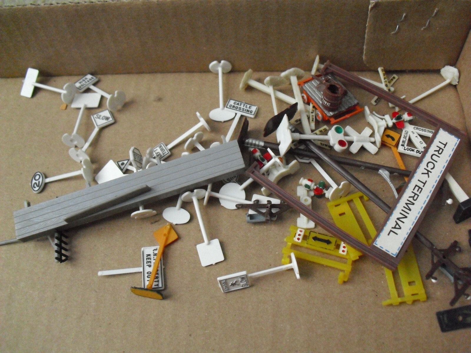 Lot of HO Scale Small Accessories with Signs Construction and More #2 ...