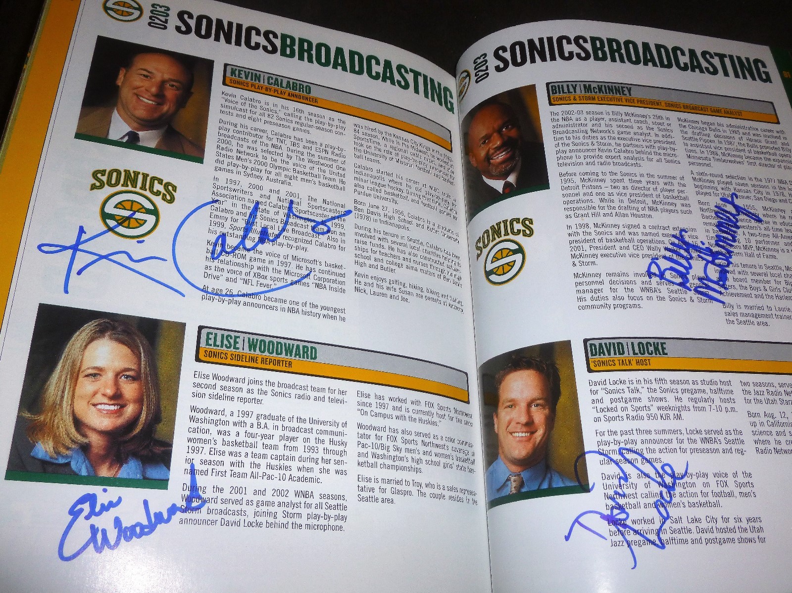 SEATTLE SONICS 2002-03 TEAM SIGNED YEARBOOK 33 AUTO's GARY PAYTON ...