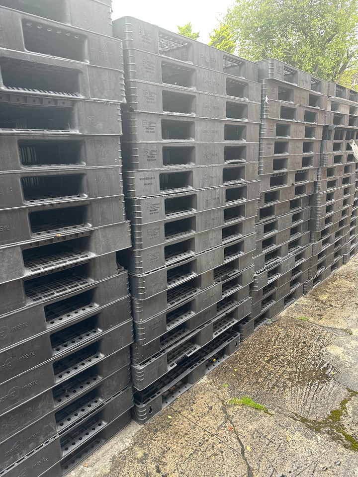 LARGE PLASTIC PALLETS STRONG QUALITY 1300x1100x140 HEAVY DUTY BLACK ...