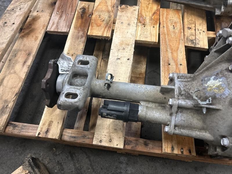 2000-2004 Chevy Tahoe Front Axle Differential Carrier 3.73 Ratio Opt ...