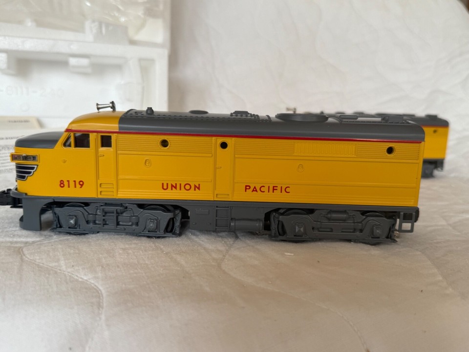 Lionel, 2 Union Pacific yellow engine 8119 /8120 in original box | eBay