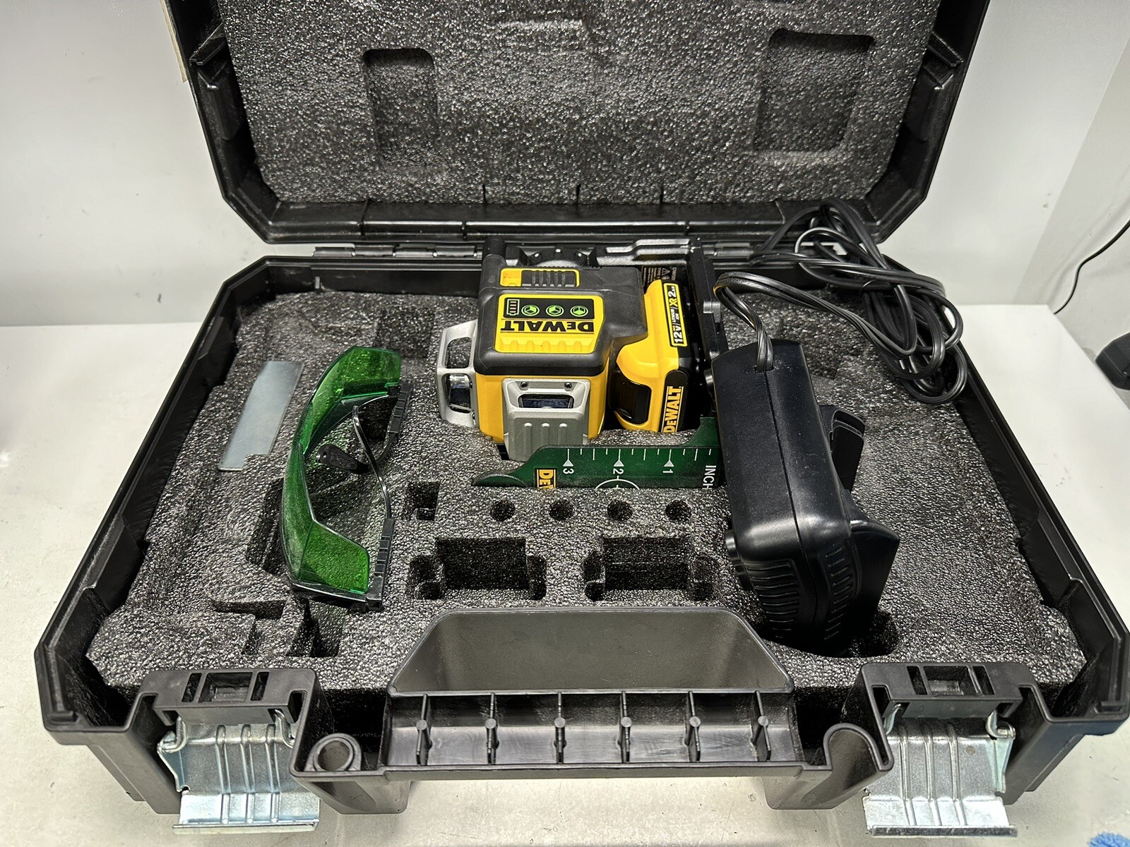 DeWalt DW089LG 12V MAX 3 X 360 Green Line Laser KIT W 1 BATTERY AND