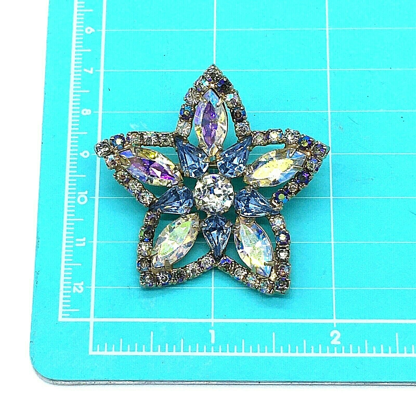 Vintage? Lux Light Catching Rhinestone Star Brooch - Gem