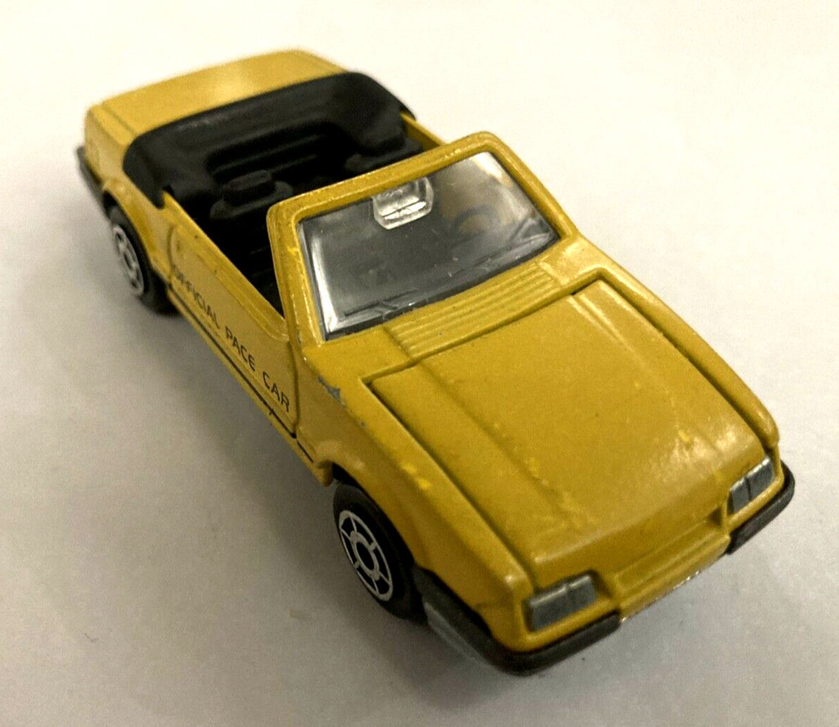 Majorette n°227, Ford Mustang convertible jaune "official pace car", 1 ...