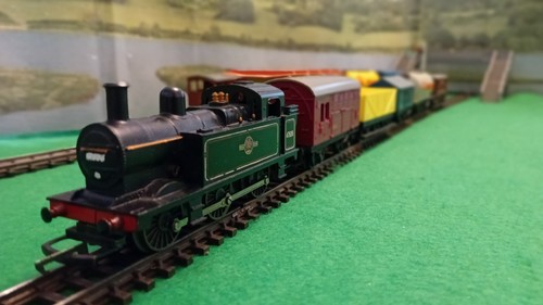 Hornby OO Gauge BR Steam Locomotive, No. 47606, Goods Train Set with 5 ...