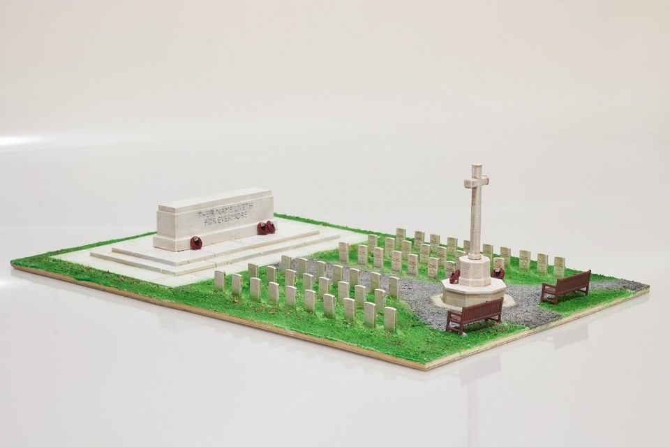 War Cemetery Monument & Grave Set OO GAUGE 1:76 Model Railway Scenery ...