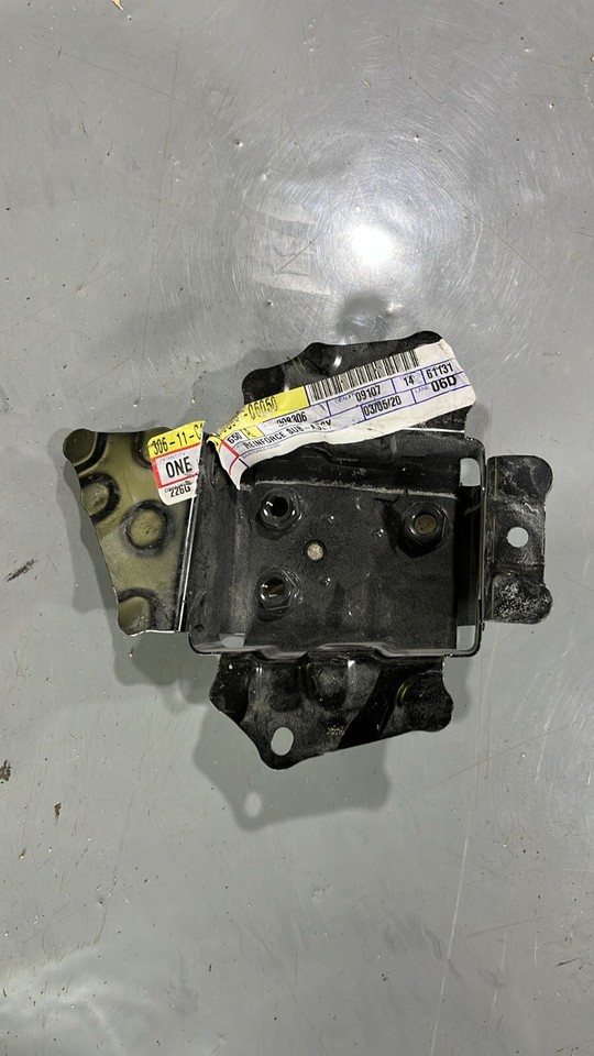 2018/23 TOYOTA CAMRY REAR BODY SUPPORT BRAKET 58304-06050 OEM LEFT | eBay