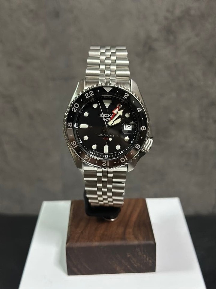 Seiko 5 Sports GMT Bruce Wayne SBSC001 711-D37 NEW | eBay