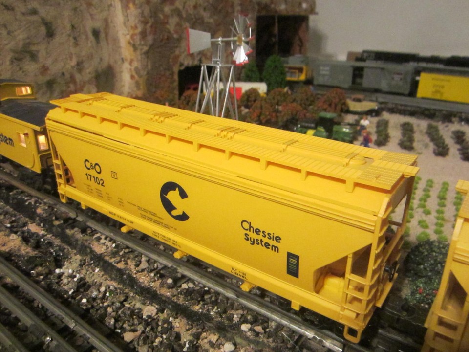 Lionel 8463 Chessie Syste 8560 diesel 3 covered hoppers x vision ...
