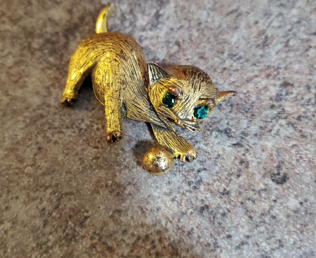 Rare Vintage Gold Tone Cat with Crystal Stones and g… - Gem