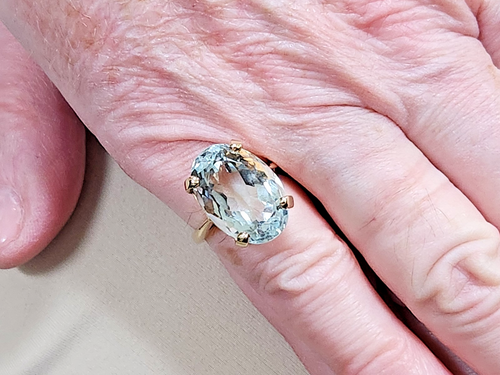 STATEMENT 13.4k Gold Oval 10.50ct. Aquamarine Solitaire Statement Ring ...