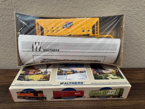 Walthers HO Scale Chicago North Western (CNW) 2 Bay Covered Hopper ...