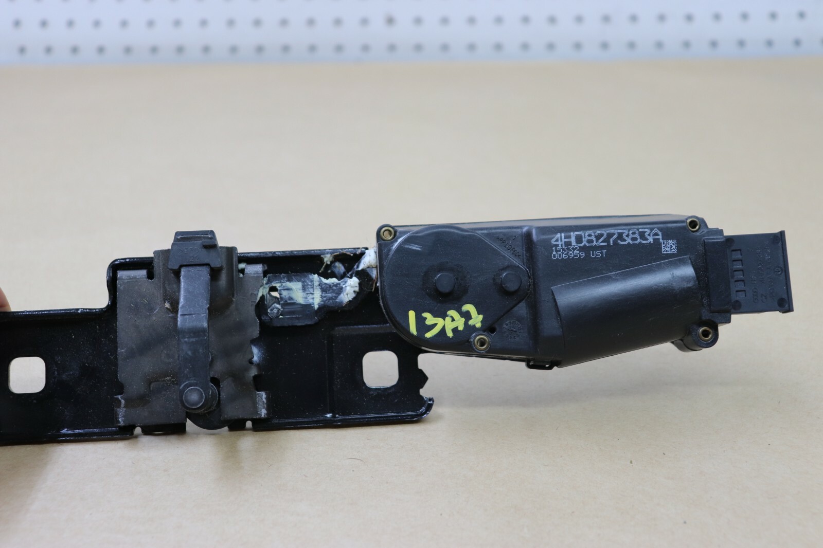 12 13 AUDI A7 3.0 REAR TRUNK LID LOCK LATCH STRIKER PLATE UNIT ...