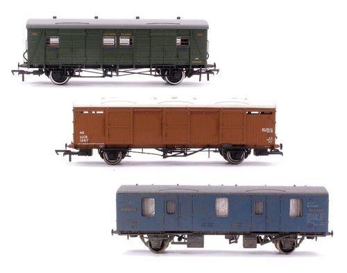 LIMA/BACHMANN/HORNBY 'OO' GAUGE RAKE OF 3 BR/LNER/SR CCT VAN WAGONS ...