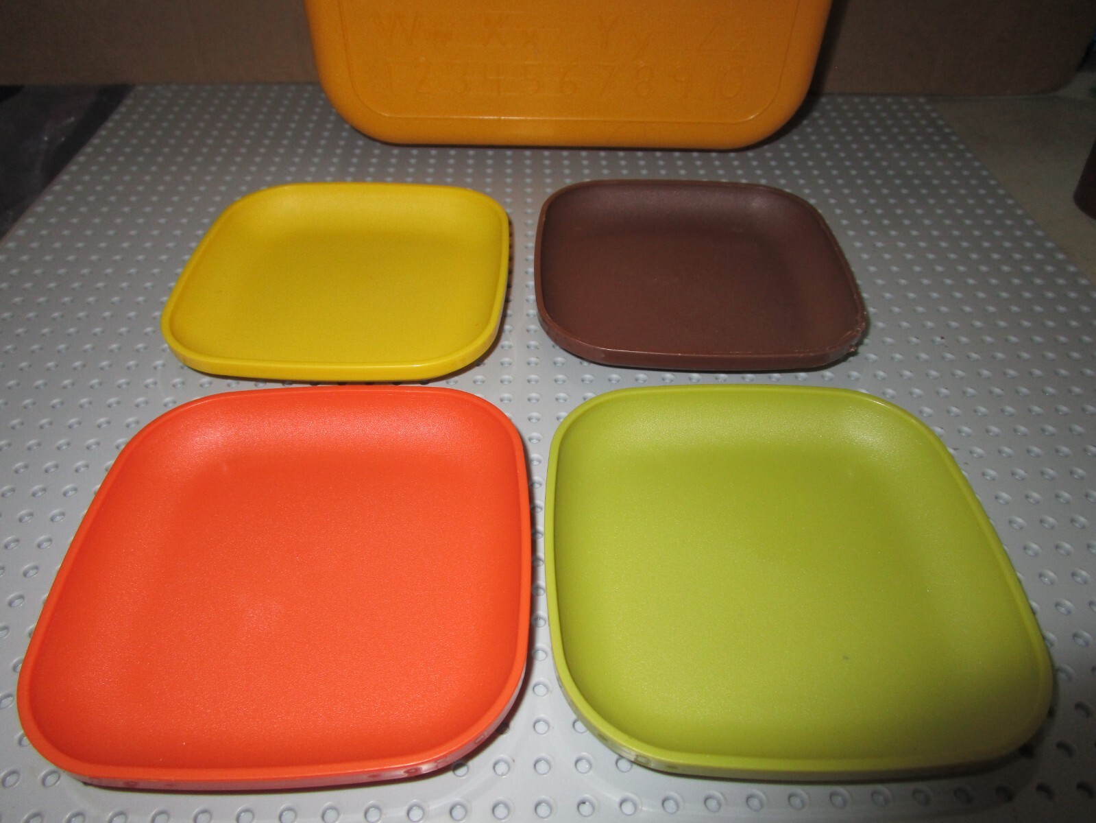 VINTAGE TUPPERWARE CARRYING CASE-4 PLATES-4 CUPS-ROLLING PIE-PIE ...