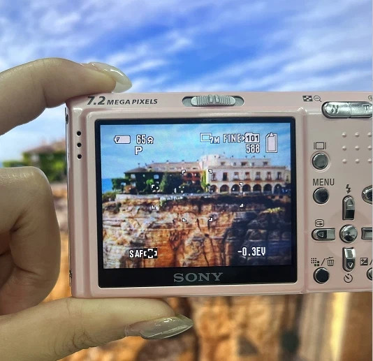 Sony Cyber Shot DSCT10 7.2MP 3x Optical Zoom Compact Camera Includes ...