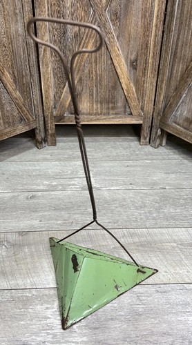 Vintage 1940s Green Metal Twisted Long Handled Dust Pan Triangle ...
