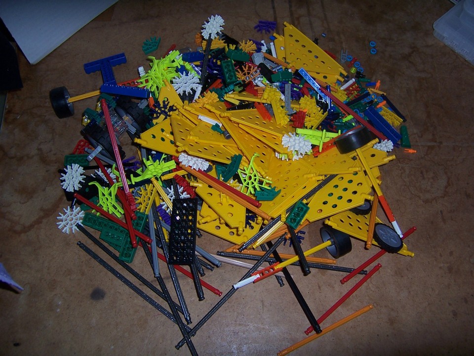 K'NEX HUGE LOT KNEX BUILDING BLOCKS CONSTRUCTION TOY WITH STORAGE BIN ...
