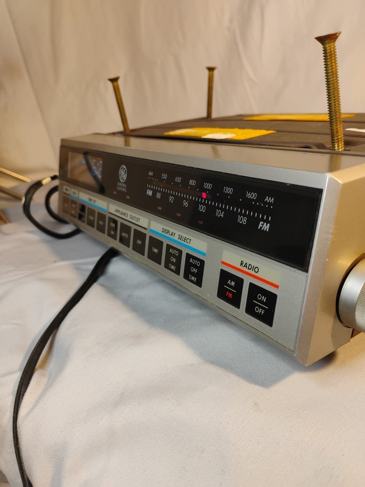 VINTAGE GENERAL ELECTRIC GE SPACEMAKER CLOCK RADIO 7-4220A, UNDER CAB ...