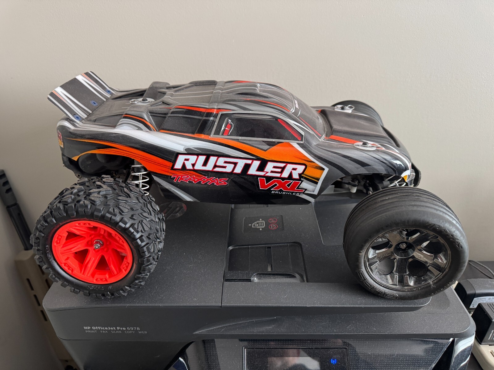 Traxxas Rustler VXL 2WD with 5800 2 Cell LIPO battery, Remote and EZ ...