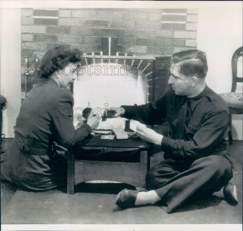 1945 Press Photo Major Arthur Wermuth & Wife Jean Play Cribbage by ...