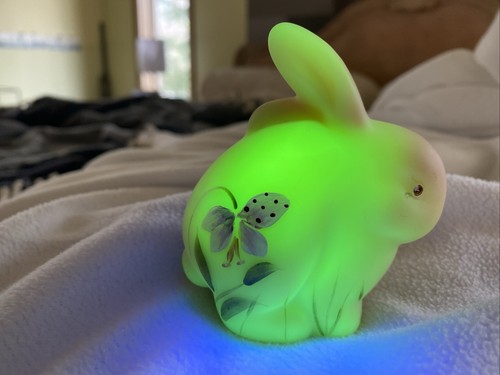 Fenton Burmese Vaseline Glass Handpainted Bunny Rabbit Easter 🐣 Uranium ...
