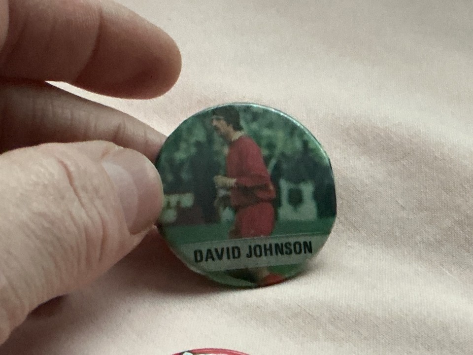 LIVERPOOL 1970’s RARE TIN BADGES X2 A DAVID JOHNSON & CLUB CREST BOTH ...
