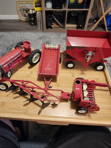 5 pcs Vtg International ERTL 1:16 Farm Set Tractor, Plow, Spreader ...