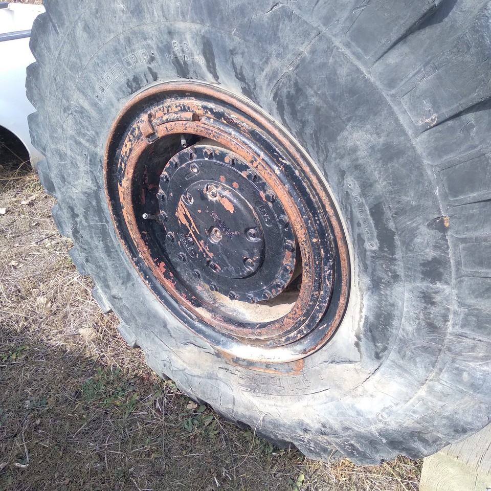 Michigan Front and Rear Planetary Axles from 125B Loader. 192154 192155 ...