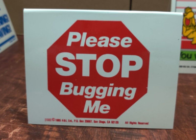 VTG 1985 H&L Enterprises Funny Desk Sign 5" Gag "please stop bugging me" | eBay