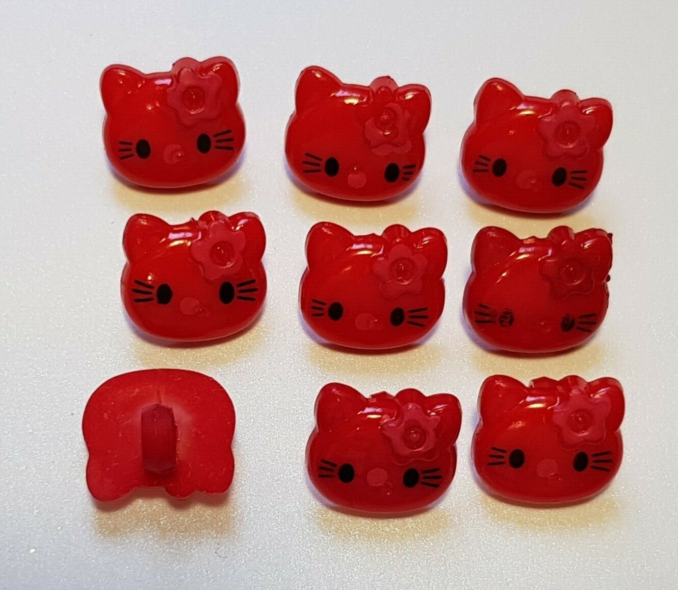 20 x Red Hello Kitty buttons*sewing*card making*scrap-booking*cake ...