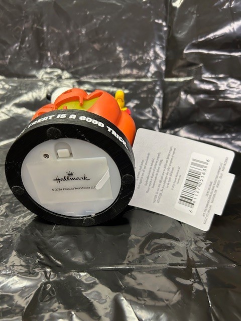 HALLMARK PEANUTS VAMPIRE SNOOPY AND WOODSTOCK HALLOWEEN FIGURINE LIGHT ...