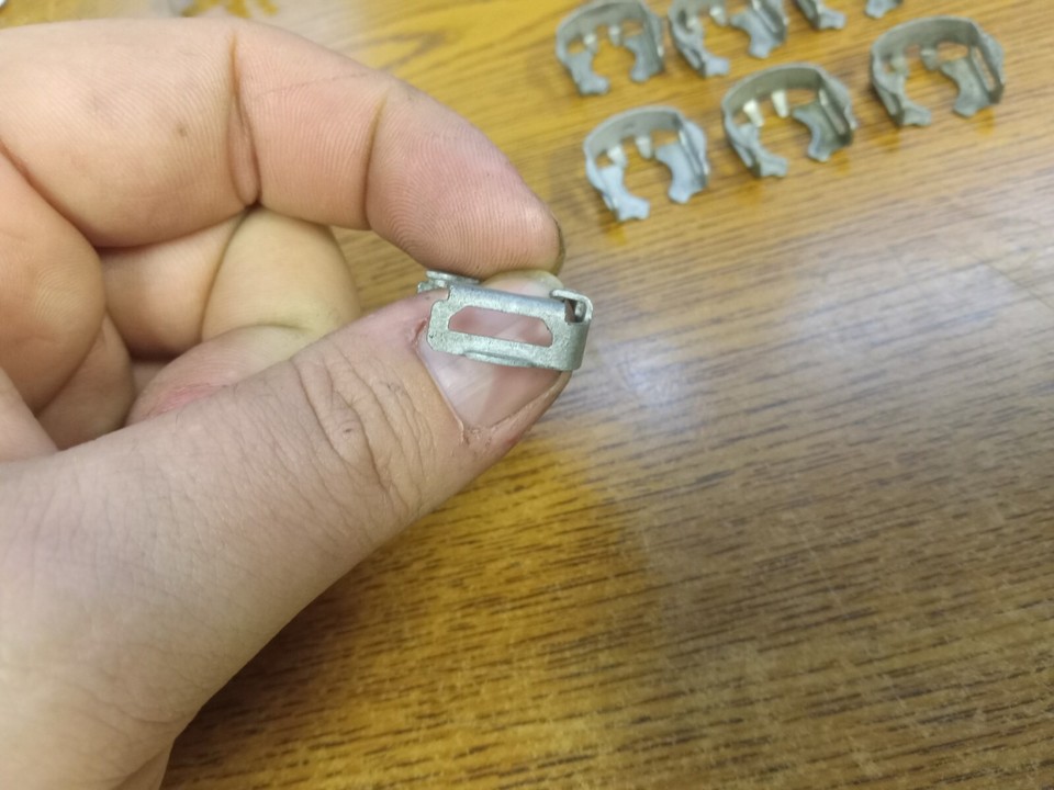 05-13 LS2 LS3 LSX GM Corvette Camaro Fuel Injector Retainer Clip 5.3 6. ...