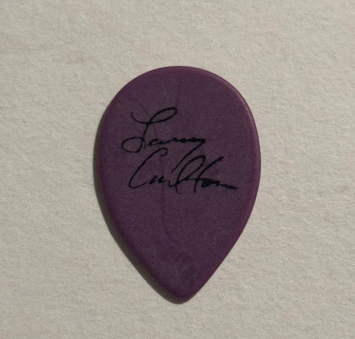 LARRY CARLTON CONCERT USED GUITAR PICK JONI MITCHELL GUITARIST LEGEND ...