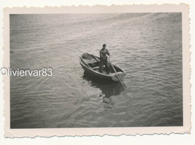 Photo ancienne - jeune militaire sur une barque à rame en bois | eBay