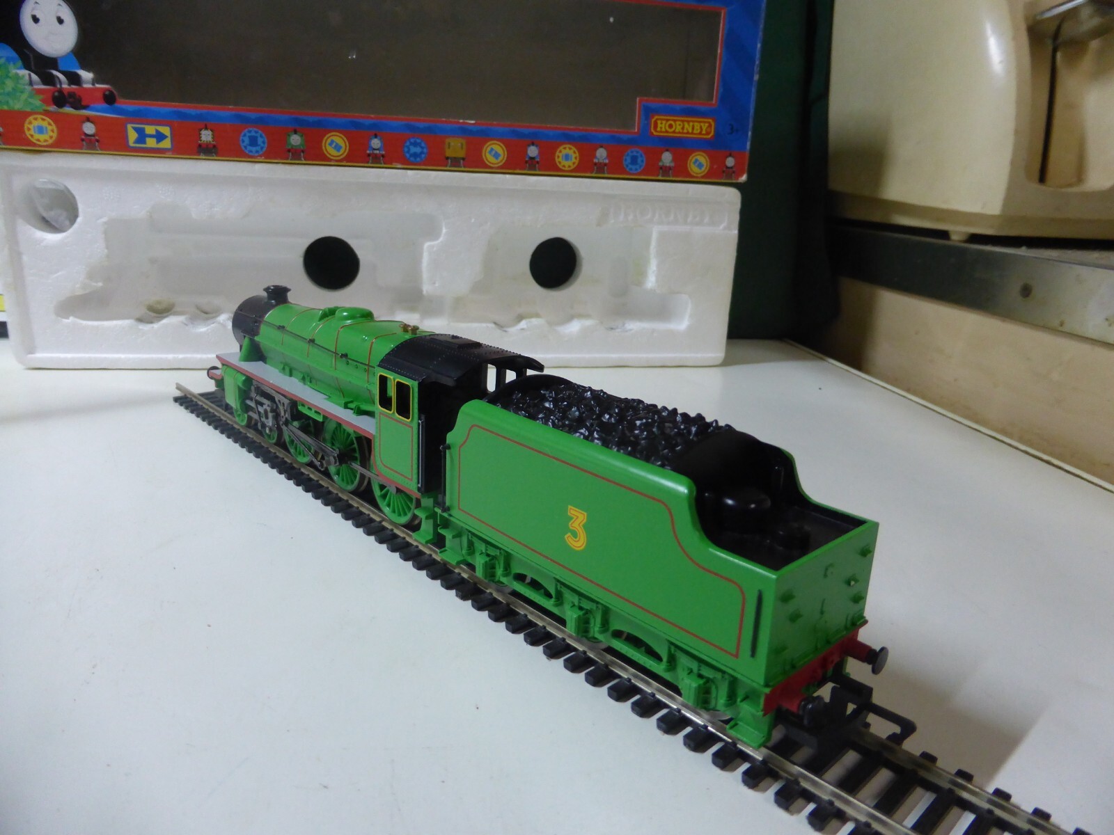 Hornby OO Gauge Thomas & Friends - Henry The Green Engine 1/76 Scale ...