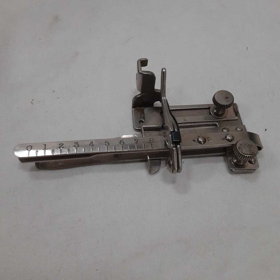 Antique 1933 Singer Sewing Machine With Knee Lever Hem Feet Crank Wood ...