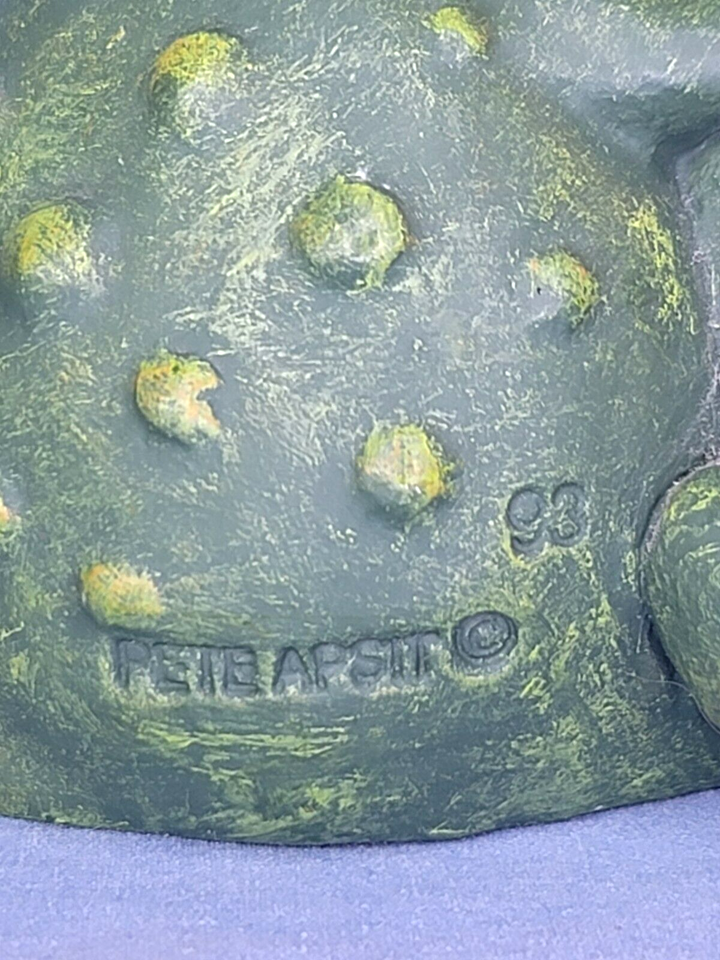 Hugging Kissing Frogs Toads 1993 Love Themed Ceramic Green Figurine ...