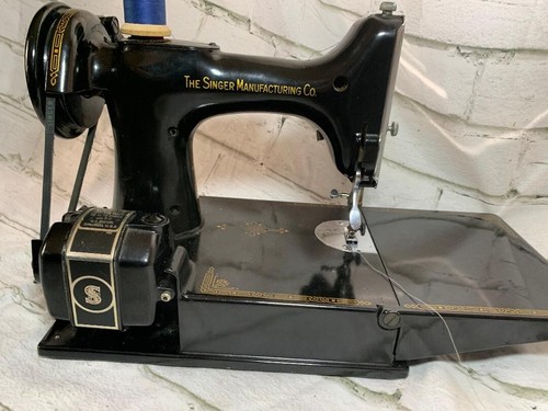 1945 Singer 221 Featherweight Sewing Machine - w/ Pedal AG543568 ...